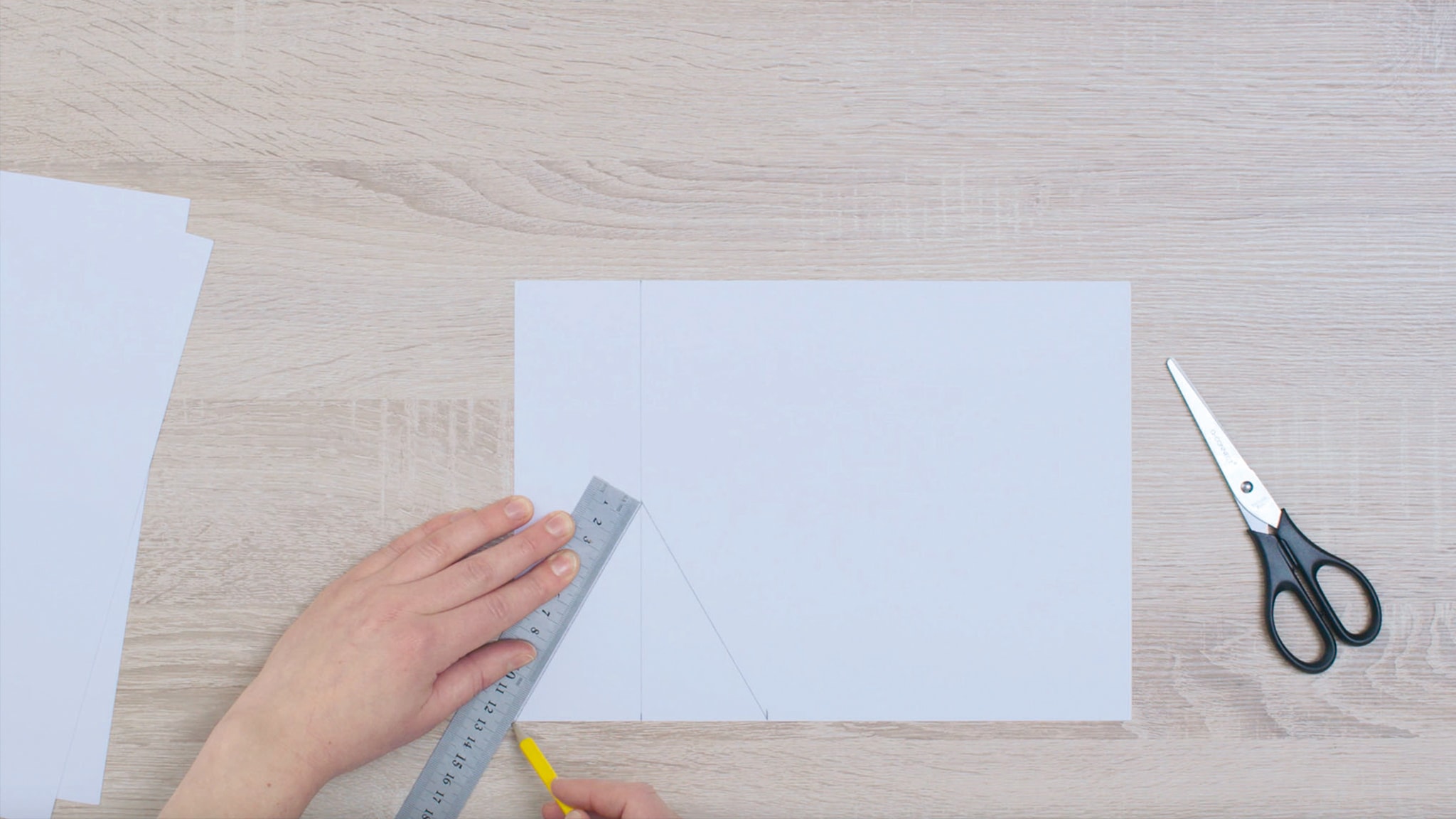 How to paint a honeycomb design on your wall | Dulux